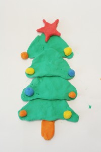 Le sapin de Noël à modeler - Blog Hop'Toys