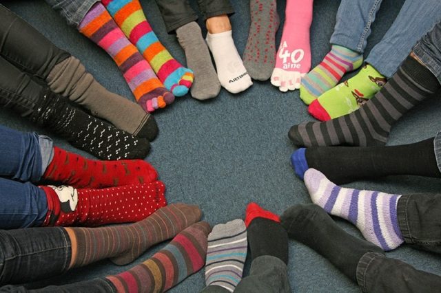 Trisomie 21 : tous en chaussettes dépareillées ! - Blog Hop'Toys Trisomie 21 : tous en chaussettes dépareillées ! - Blog Hop'Toys