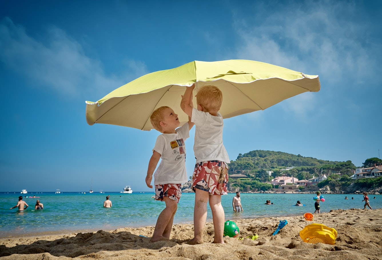 Protéger nos enfants du soleil : pourquoi, comment ? - Blog Hop'Toys
