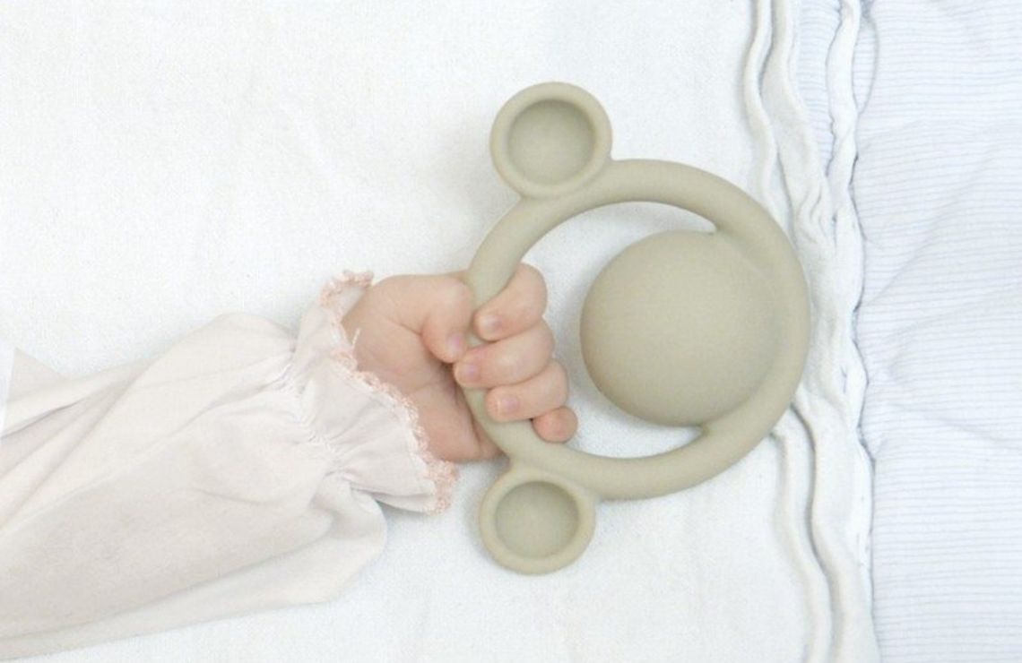 Ergo : l'importance des hochets pour les bébés - Blog Hop'Toys